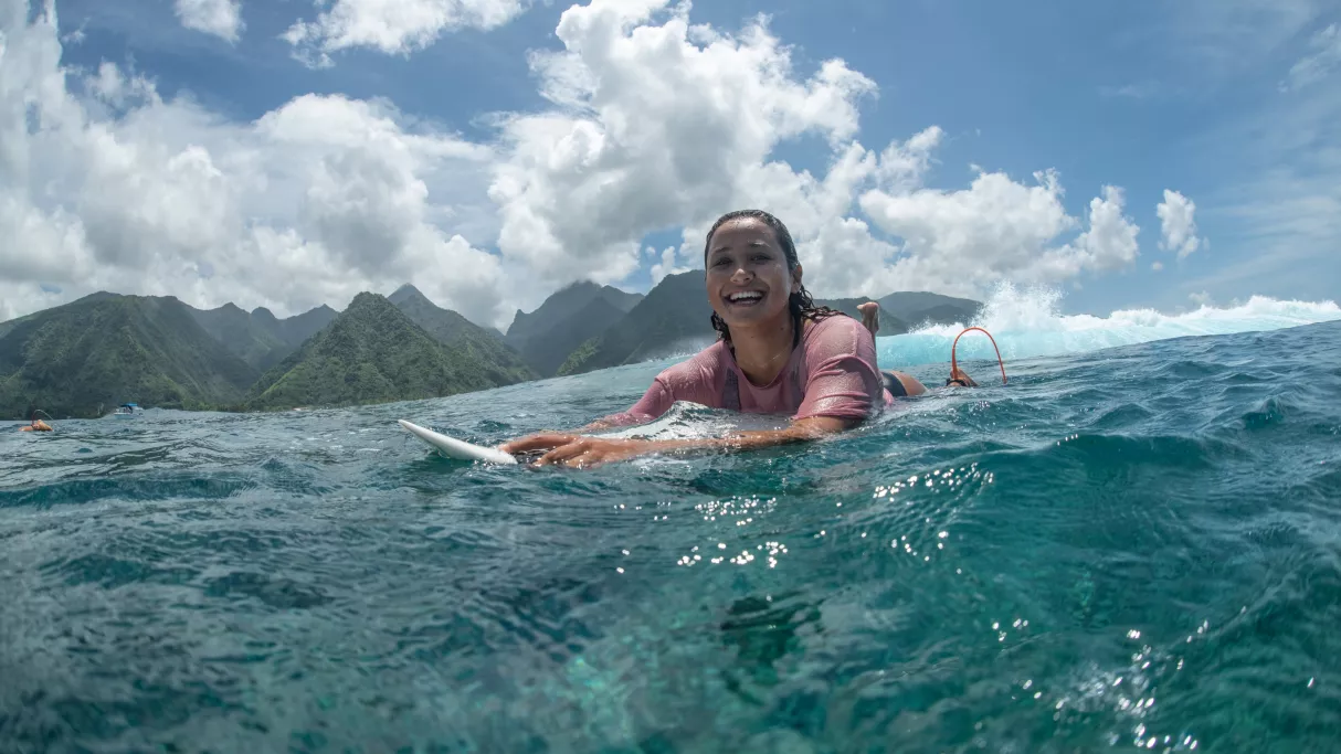 De mer en filles : le surf polynésien au féminin | FranceTvPro.fr